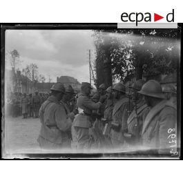ImagesDéfense - Caix (Somme). Prise d'armes du 273e d'infanterie. Remise de décorations par le ...