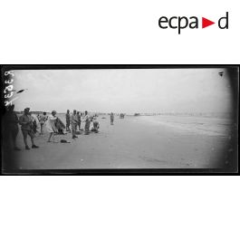 ImagesDéfense - Malo-les-Bains (Nord). Soldats se baignant sur la plage ...