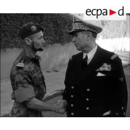 ImagesDéfense - Le vice-amiral d'escadre Pierre Barjot à Port-Saïd.