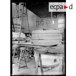 ImagesDéfense - Paris. Manufacture de Sèvres. Démoulage d'une tourie ...