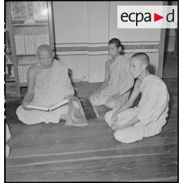 ImagesDéfense - Lecture des satras par le Samdach Ung Srey au Wat Botum de Phnom Penh.