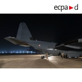 ImagesDéfense - Un avion C-130 H-30 Hercules stationne sur la base de ...