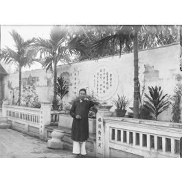 ImagesDéfense - Pho-Tia. Pham-Van Khoan, brodeur à Hanoï, dans la cour ...