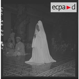 ImagesDéfense - La grande prêtresse caodaïste durant la fête du Palais ...