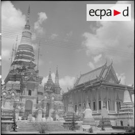 ImagesDéfense - Le Wat Botum Vathey et des stupas, à Phnom Penh.