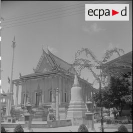 ImagesDéfense - Le Wat Botum Vathey et des stupas, à Phnom Penh ...