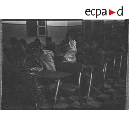 ImagesDéfense - Ecoliers faisant leurs exercices en classe.