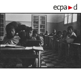 ImagesDéfense - Ecoliers faisant leurs exercices en classe.