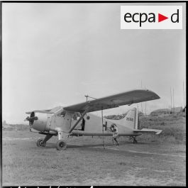 ImagesDéfense - Peinture du signe de la Croix-Rouge sur un avion ...