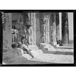 ImagesDéfense - Athènes. Poste téléphonique sous le péristyle du ...