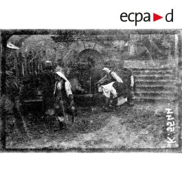 ImagesDéfense - Zélova. A la fontaine. [légende d'origine]