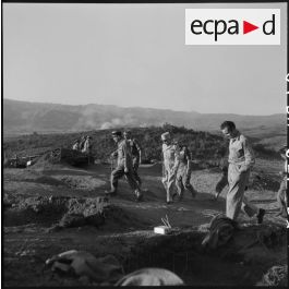 ImagesDéfense - Le général Navarre inspecte un point d'appui du camp ...