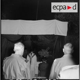 ImagesDéfense - Le général Navarre et le colonel de Castries assistent ...