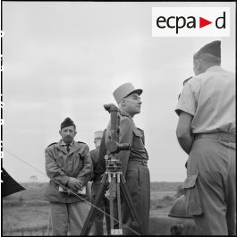 ImagesDéfense - Le général Navarre parle avec le général Cogny lors d ...