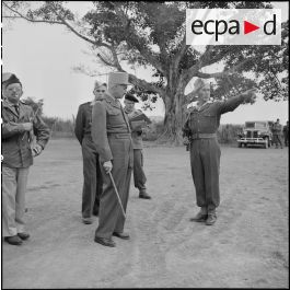 ImagesDéfense - Le général Navarre se fait décrire les sorties de ...