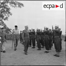 ImagesDéfense - Le général Navarre passe en revue des spahis au poste ...