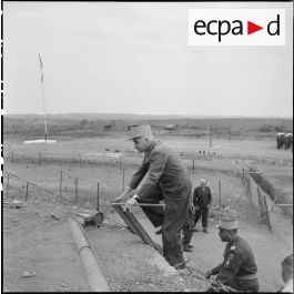 ImagesDéfense - Visite du général Navarre, commandant en chef en ...