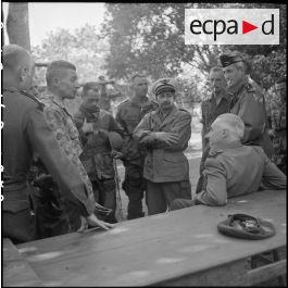 ImagesDéfense - Le général Navarre écoute le récit des premiers combats ...