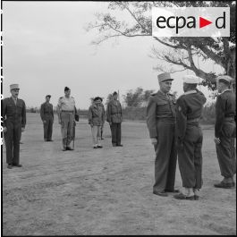 ImagesDéfense - Le général Navarre remet une décoration à un spahi au ...