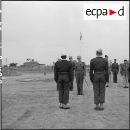 ImagesDéfense - Remise de décoration par le général Navarre au poste de ...