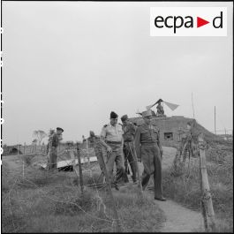 ImagesDéfense - Le général Navarre et le général Cogny inspectent le ...