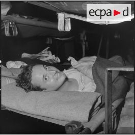 ImagesDéfense - Le reporter cinéaste André Lebon, blessé à Diên Bien Phu.