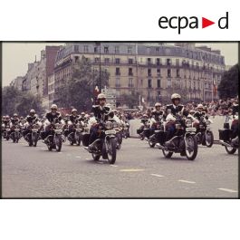 ImagesDéfense - Défilé monté lors de la cérémonie du 14 juillet 1977 ...