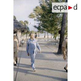 ImagesDéfense - Visite sur l'atoll de Moruroa. Déplacement à pied de la ...