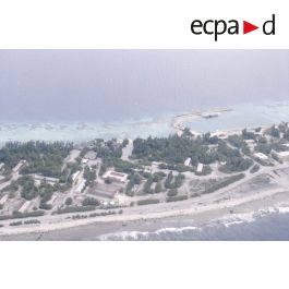 ImagesDéfense - Vue aérienne de l'atoll de Moruroa. Zone de vie.