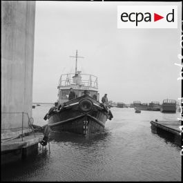 ImagesDéfense - Une remorqueur dans un port. [Description en cours]