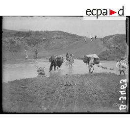 ImagesDéfense - Passage de l’oued Sebou à gué. [légende d’origine]