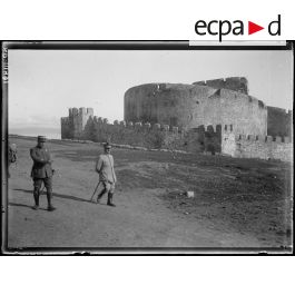 ImagesDéfense - Kilid-Bahr. La grosse tour sur le plateau. [légende d ...