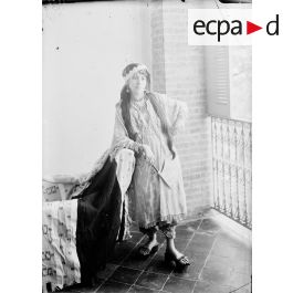 ImagesDéfense - 1057. Edmée debout en juive. [légende d'origine]