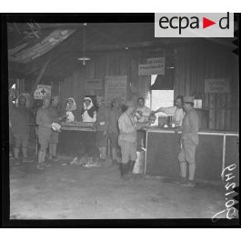 ImagesDéfense - Moivrons, intérieur d'un foyer du soldat tenu par des ...