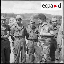 ImagesDéfense - Visite du centre de structuration d'Aïn El Adjar, la création du commando ...