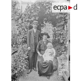 ImagesDéfense - 1519. Groupe famille Ritzo. [légende d'origine]