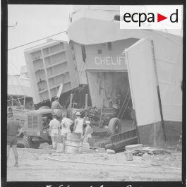 ImagesDéfense - Embarquement sur le Cheliff.[Description en cours]