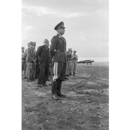 ImagesDéfense - Le général von Waldau et des aviateurs observent l'avion du maréchal Erwin ...