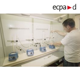 ImagesDéfense - Distillation de l'eau de mer pour la mesure du tritium ...