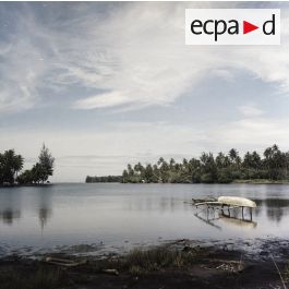 ImagesDéfense - Paysage littoral et rivage, une pirogue à balancier ...