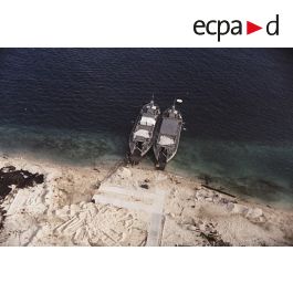 ImagesDéfense - Vue aérienne de deux bâtiments de débarquement de chars ...