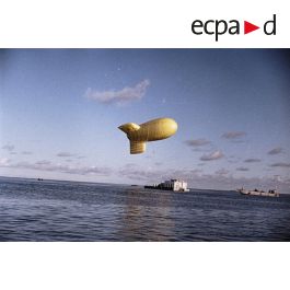 ImagesDéfense - Un ballon captif conduit sur le lagon de Moruroa auprès ...