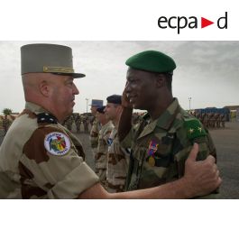 ImagesDéfense - Le général Marc Foucaud décore son homologue malien ...