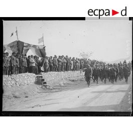 ImagesDéfense - Kozani. Un régiment grec défile devant les généraux ...