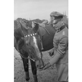 ImagesDéfense - Le commandant (Major) Rudolf Lippert et son cheval.