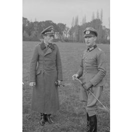 ImagesDéfense - Le commandant (Major) Rudolf Lippert et un lieutenant.