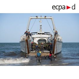 ImagesDéfense - Des soldats sénégalais débarquent de l'engin de ...