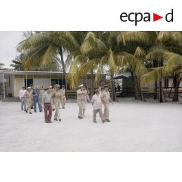 ImagesDéfense - Visite de base vie à Moruroa (Mururoa) par les membres ...