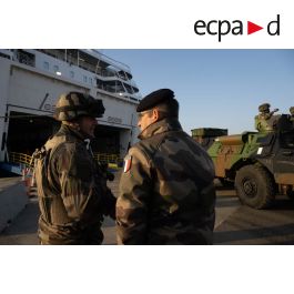 ImagesDéfense - Le général Pierre Fauche supervise le débarquement des ...