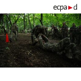 ImagesDéfense - Des soldats français et belges tirent leurs camarades ...